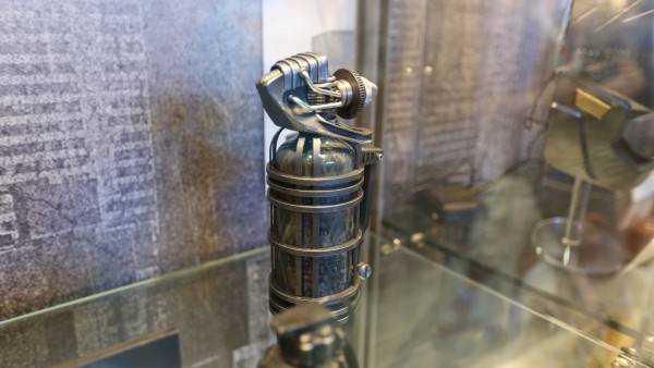 Batman vs Superman Weapons and Gadgets Images