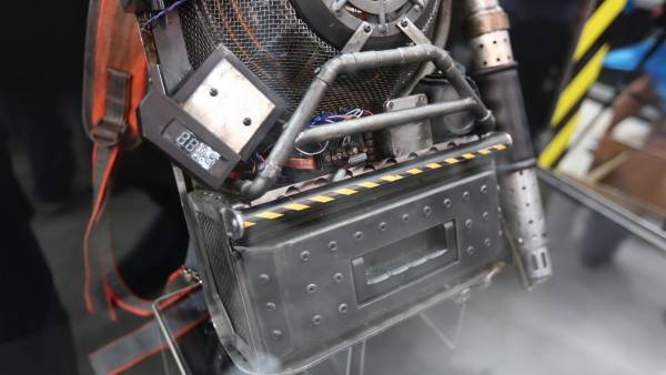 Ghostbusters Reboot Proton Pack Images from Comic-Con