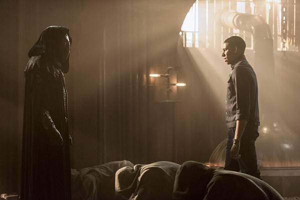 The Flash Season 3: Watch Savitar's Debut from "Shade"