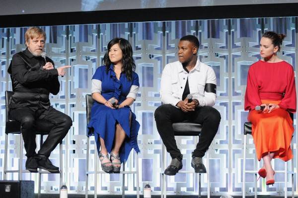 Star Wars: The Last Jedi Panel Images Feature Cast, BB-8