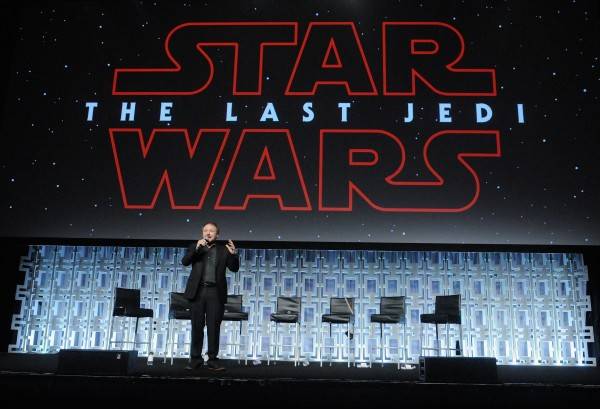 Star Wars: The Last Jedi Panel Images Feature Cast, BB-8