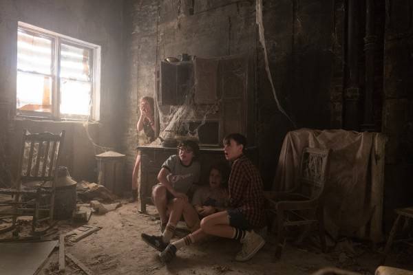 35 New IT Movie Images Reveal Pennywise, Losers Club, and More