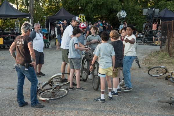 35 New IT Movie Images Reveal Pennywise, Losers Club, and More