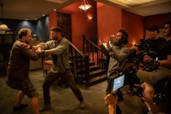 Extraction: Chris Hemsworth and David Harbour's Characters' Backstories ...