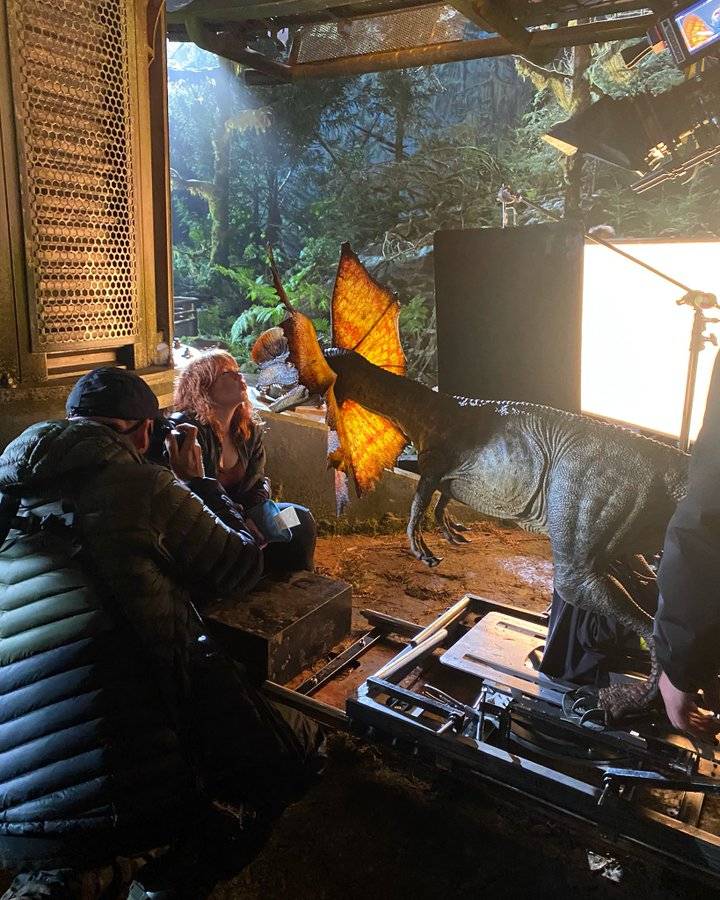 Jurassic World Dominion Stars Pucker Up in New Behind the Scenes Image