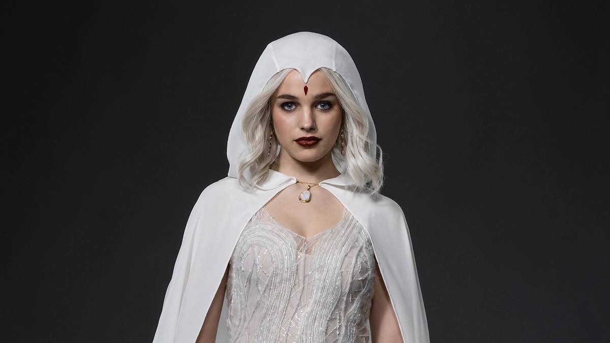 Titans Season 4 Images Spotlight Raven's New Comics-Accurate Costume