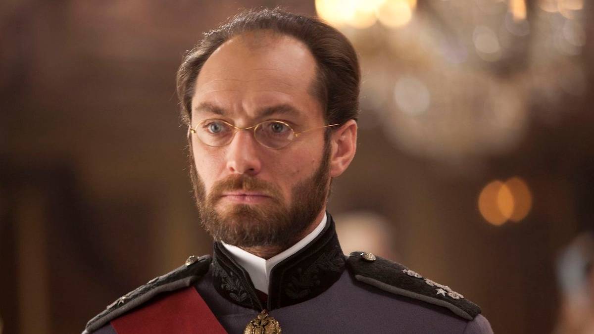 Jude Law Excels in This Epic Romance by Doing the Exact Opposite of ...