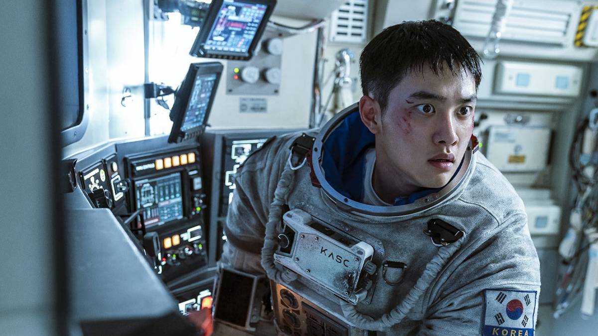 'The Moon' Review: Science Fiction Spectacle Gets Lost in Space