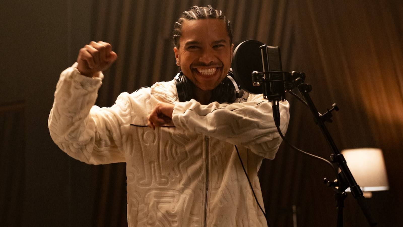 'Neon' Sneak Peek - Tyler Dean Flores & Génesis Rodríguez Are on Fire