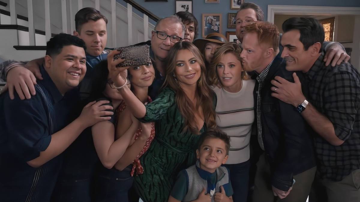 This 'Modern Family' Star Would "Die" for a Reunion Movie