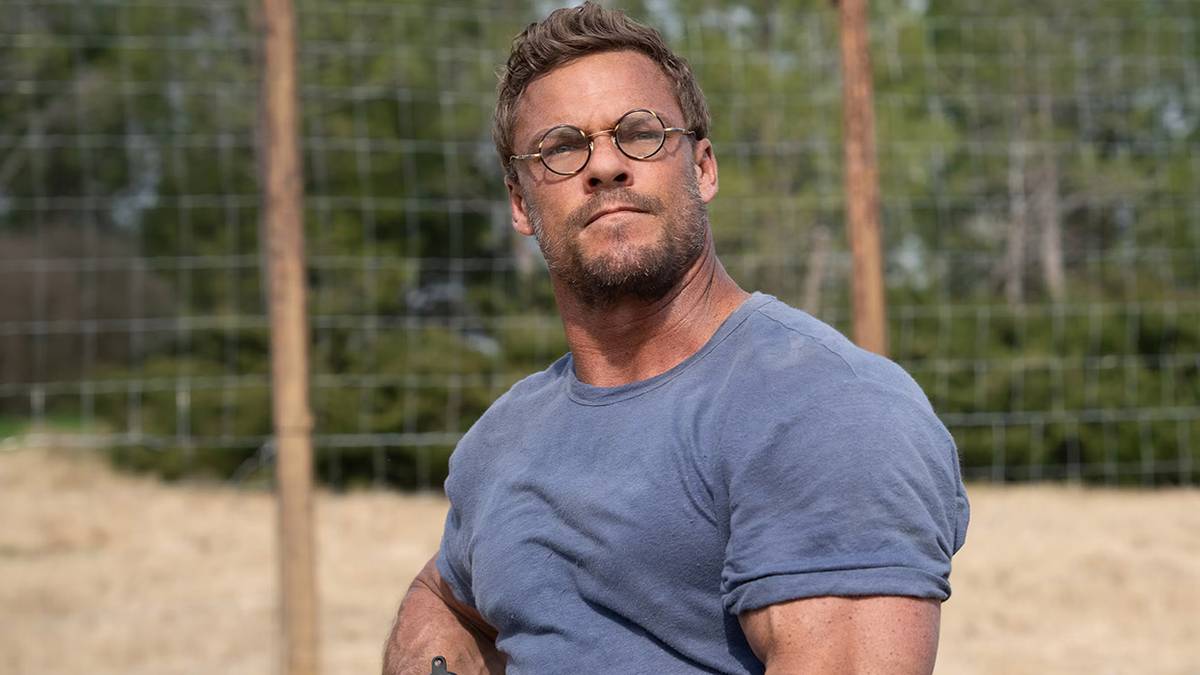 ’Reacher’s Alan Ritchson Is a WWII Action Hero in Guy Ritchie’s ...