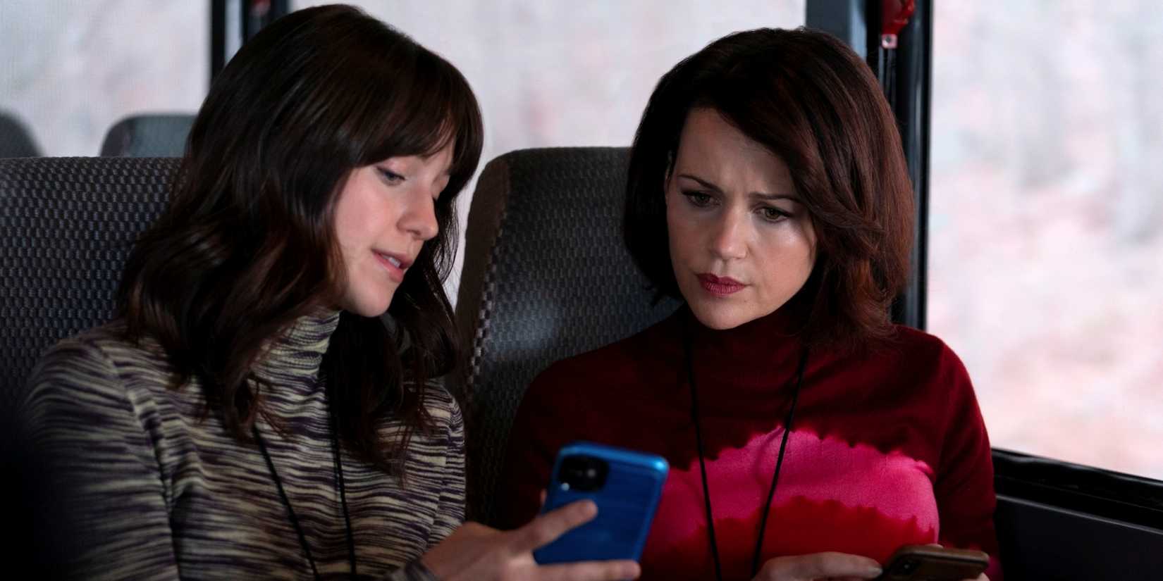 ‘The Girls on the Bus’s Melissa Benoist Loves Carla Gugino Like We All Do