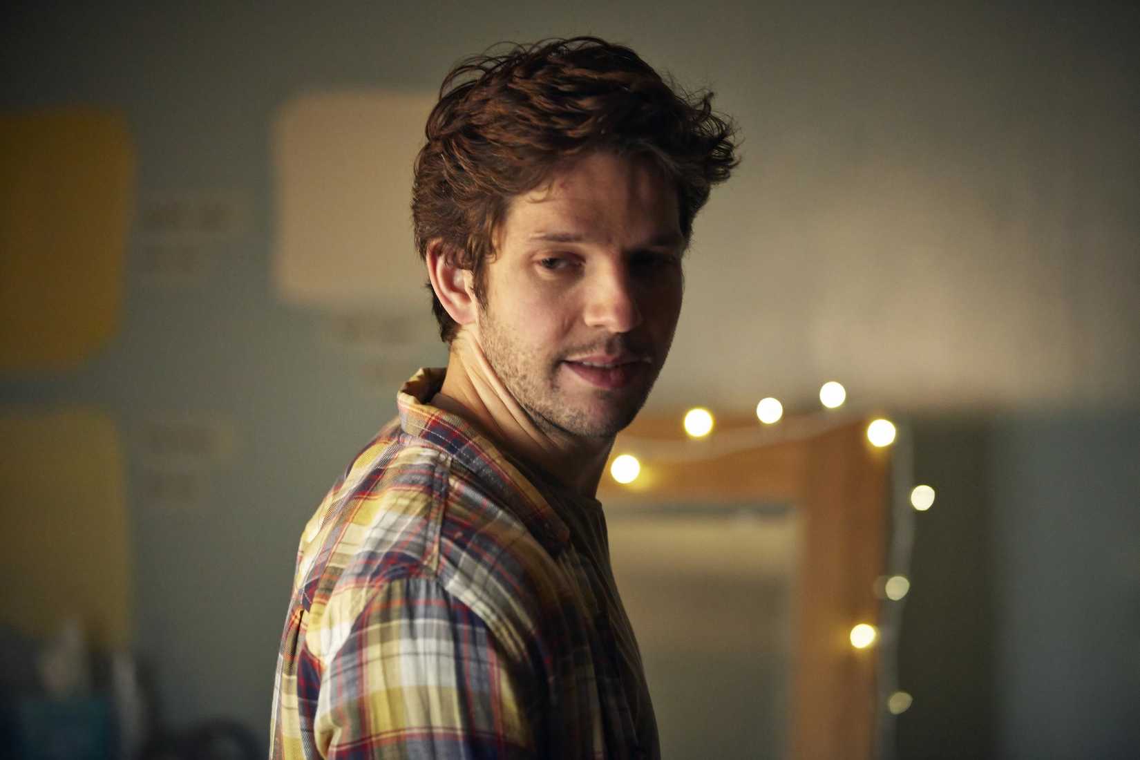 This 'Crashing' Star Is Set to Lead an Iconic Murder Mystery Remake