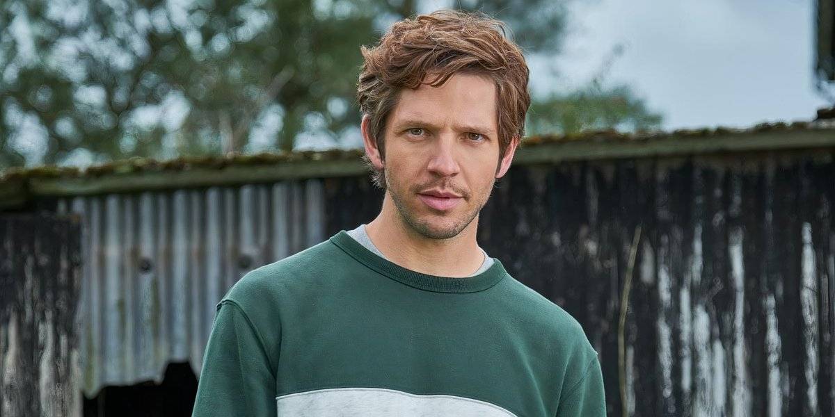 This 'Crashing' Star Is Set to Lead an Iconic Murder Mystery Remake