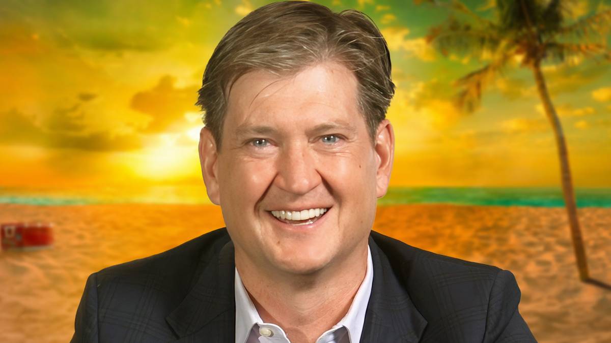 Bill Lawrence Talks More 'Ted Lasso,' 'Shrinking's Three-Season Plan ...