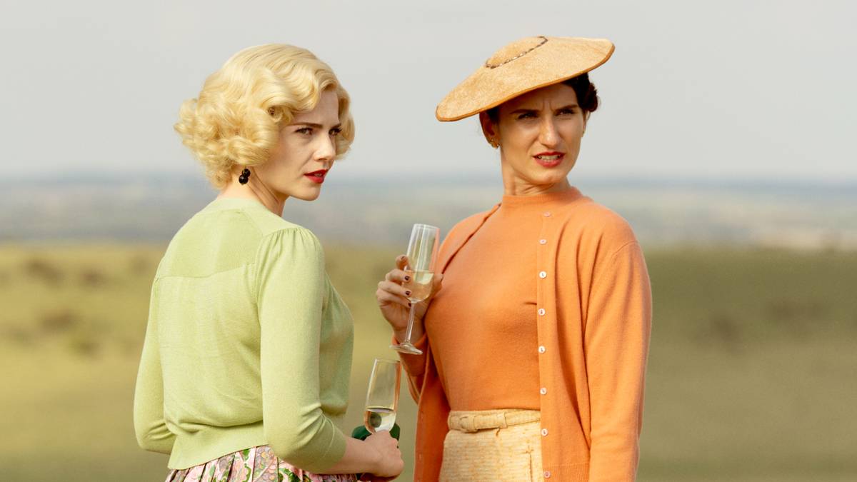 'Bridgerton' Star, 31, Compares Her Netflix Socialite to Her Role in ...