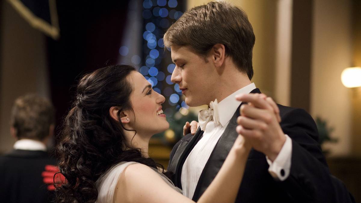 Before ‘Outlander,’ Sam Heughan Was a Hallmark Christmas Prince Who Had ...
