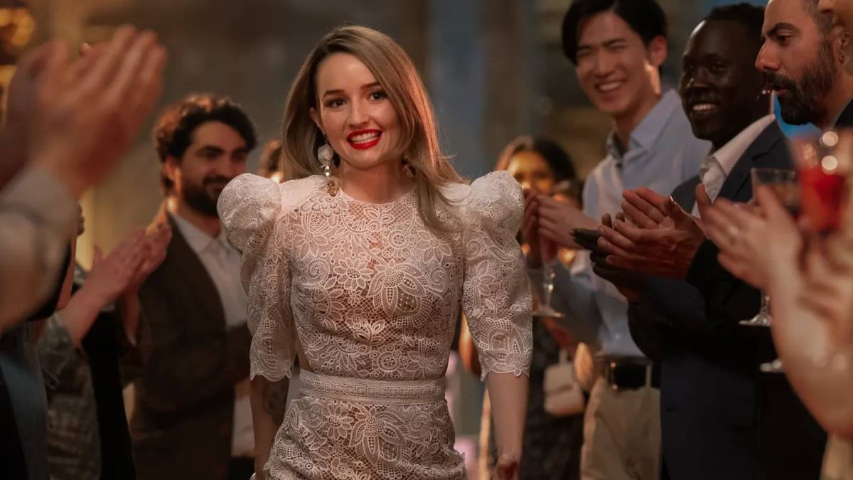 Kaitlyn Dever Is a Sociopathic Scammer in the First Trailer for 'Apple ...