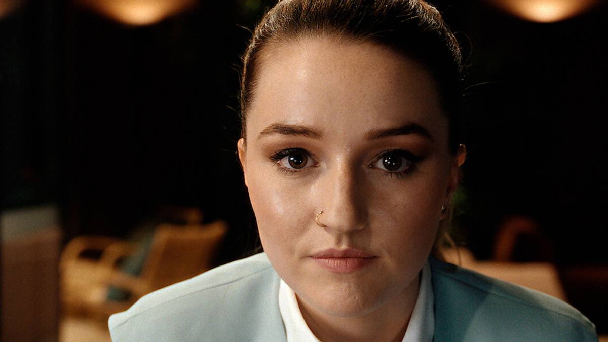 'Apple Cider Vinegar' Review: Kaitlyn Dever Weaponizes White Girl Tears ...