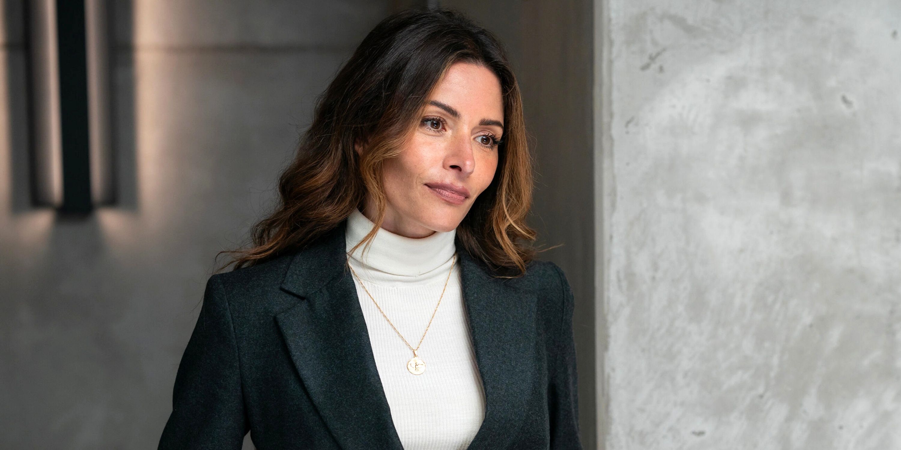 Ballapháipéir Deisce Sarah Shahi