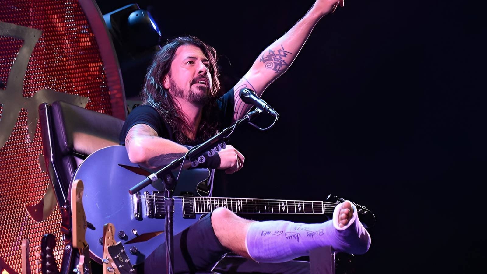 10 Years Ago, Dave Grohl Did the Unthinkable on Stage—But What Came ...