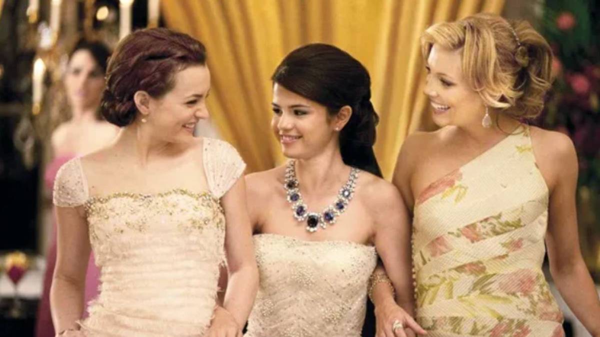 Selena Gomez Starred in the Ultimate Comfort Movie Alongside This Fan ...