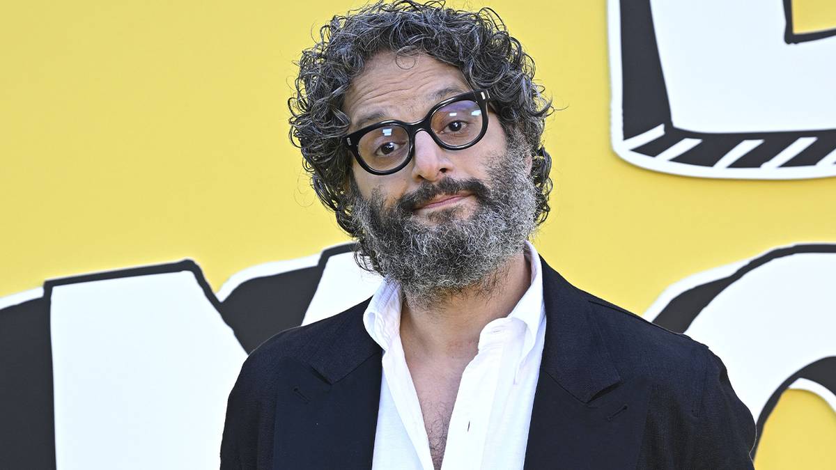 Will Ferrell and Amy Poehler Were Completely Upstaged by an 'Invincible ...
