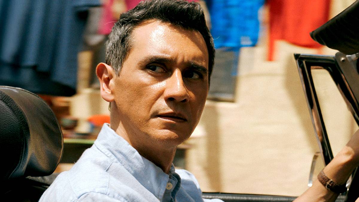 'Pluribus' Stars Karolina Wydra and Carlos-Manuel Vesga Break Down ...