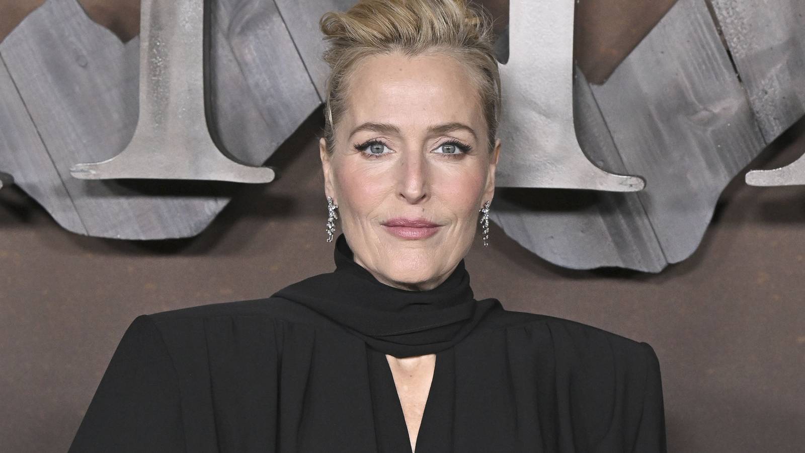 Gillian Anderson's Best Role Since 'The X-Files' Is This 93% RT Netflix ...