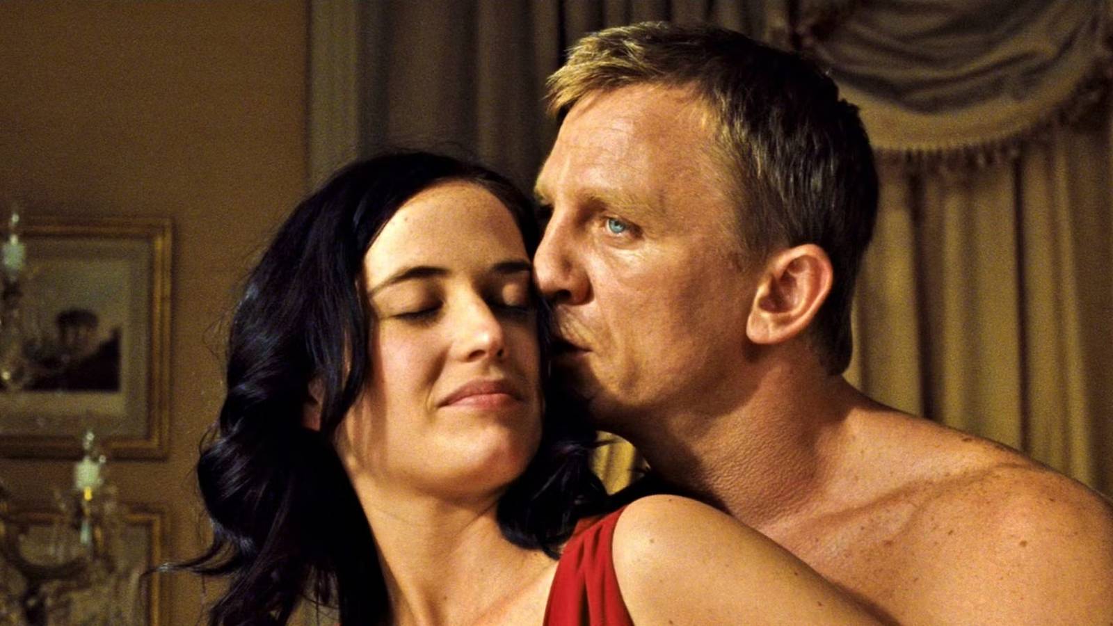 James Bond Star's 10/10 Mystery Movie Is a Shock Streaming Sensation