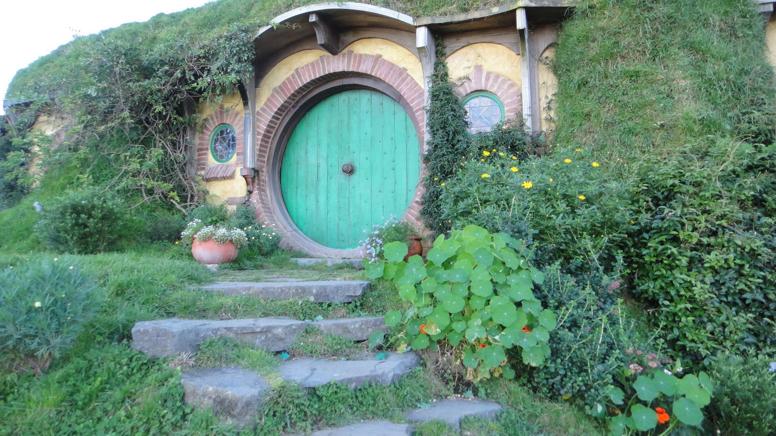 Hobbiton New Zealand Pictures and Details About Movie Set