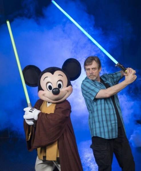 Mark Hamill and Daisy Ridley Wrap on Star Wars Episode 8